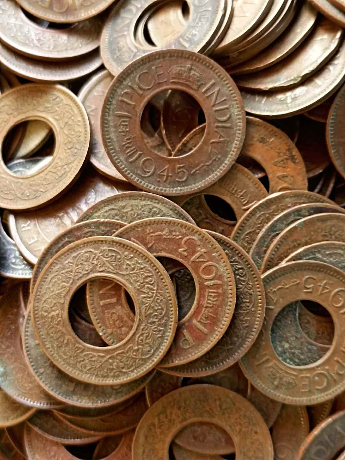 🔥🔥🔥 1 PICE HOLE COIN TOP CONDITION MIX YEAR 55 piece given - Coinbazzar.com